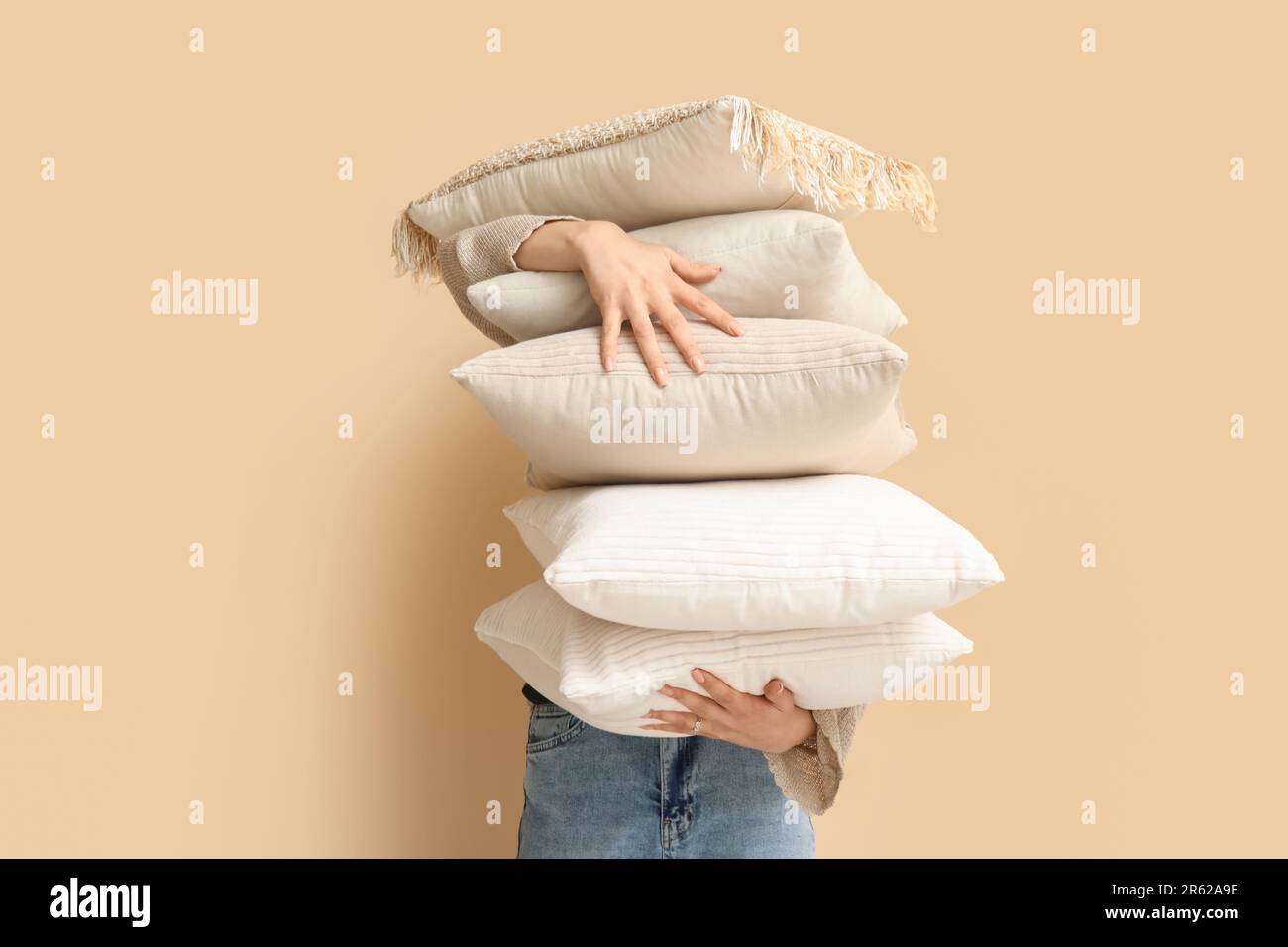 Woman many pillows hi-res stock photography and images - Alamy