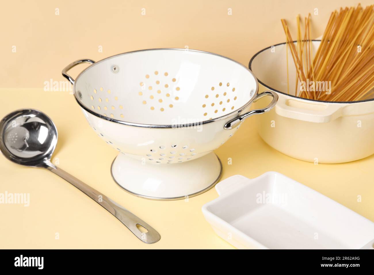 Colander beige kitchen equipment hi-res stock photography and images ...