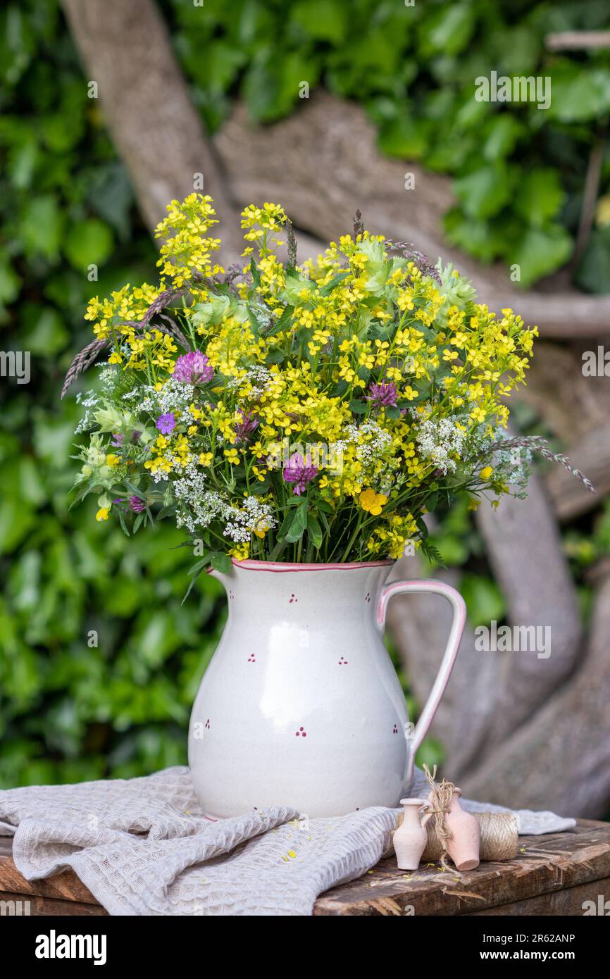 Meadow flower bouquet hi-res stock photography and images - Alamy