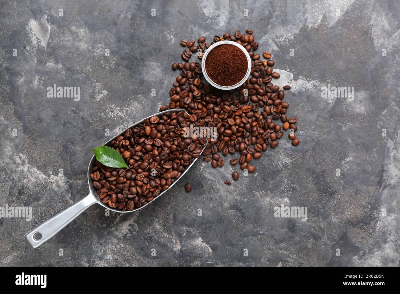 Scoop with coffee beans and bowl of powder on grunge background Stock ...
