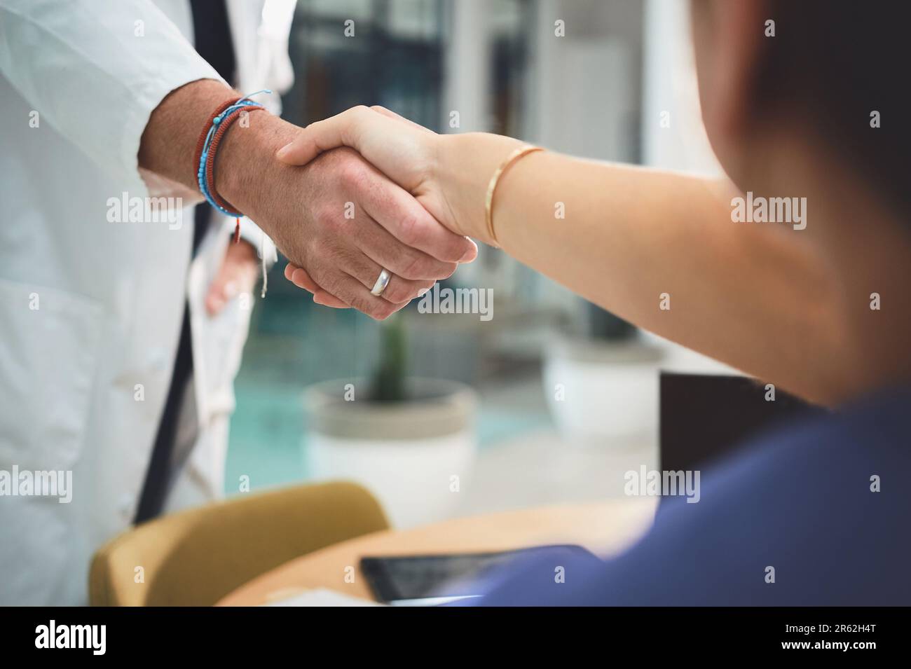 Two doctors shaking hands in a hospital hi-res stock photography and ...