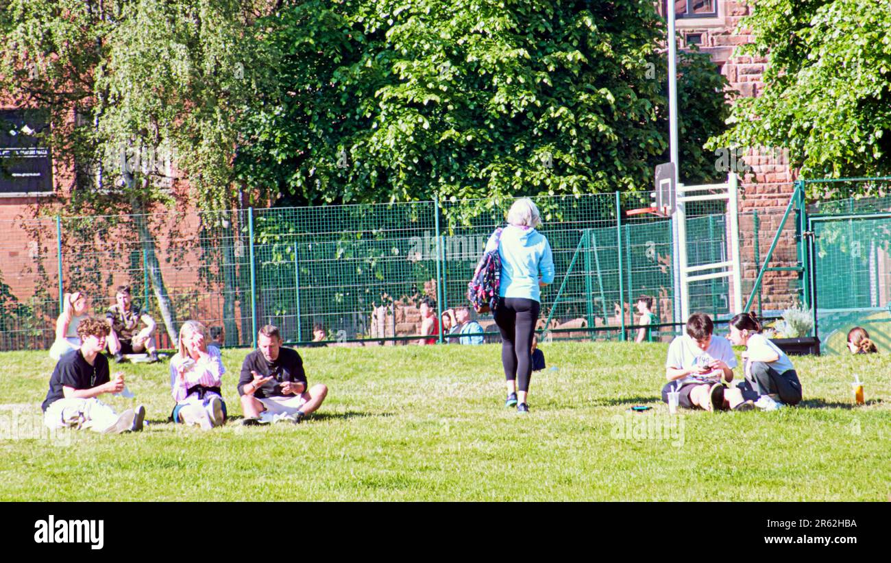 Glasgow, Scotland, UK 6th June, 2023. UK Weather: Sunny day saw locals ...
