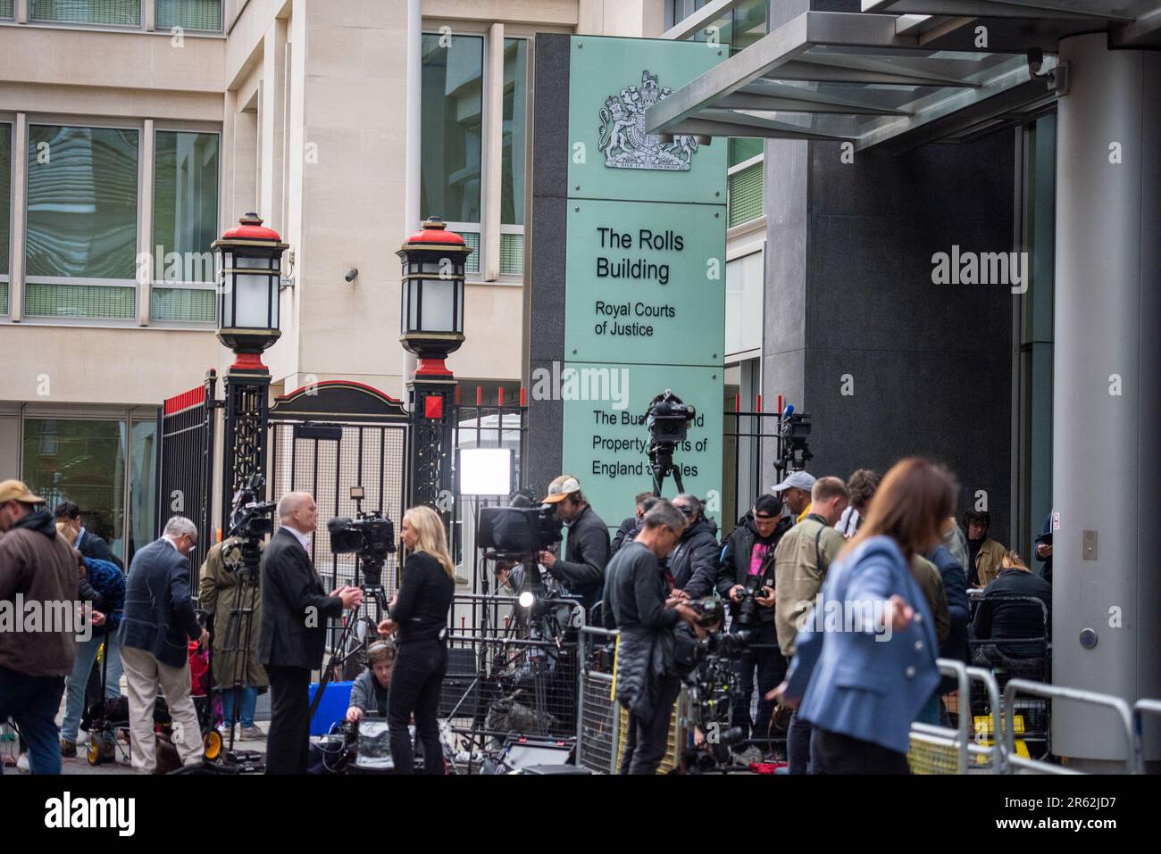 Stand outside the high court in london hi-res stock photography and ...