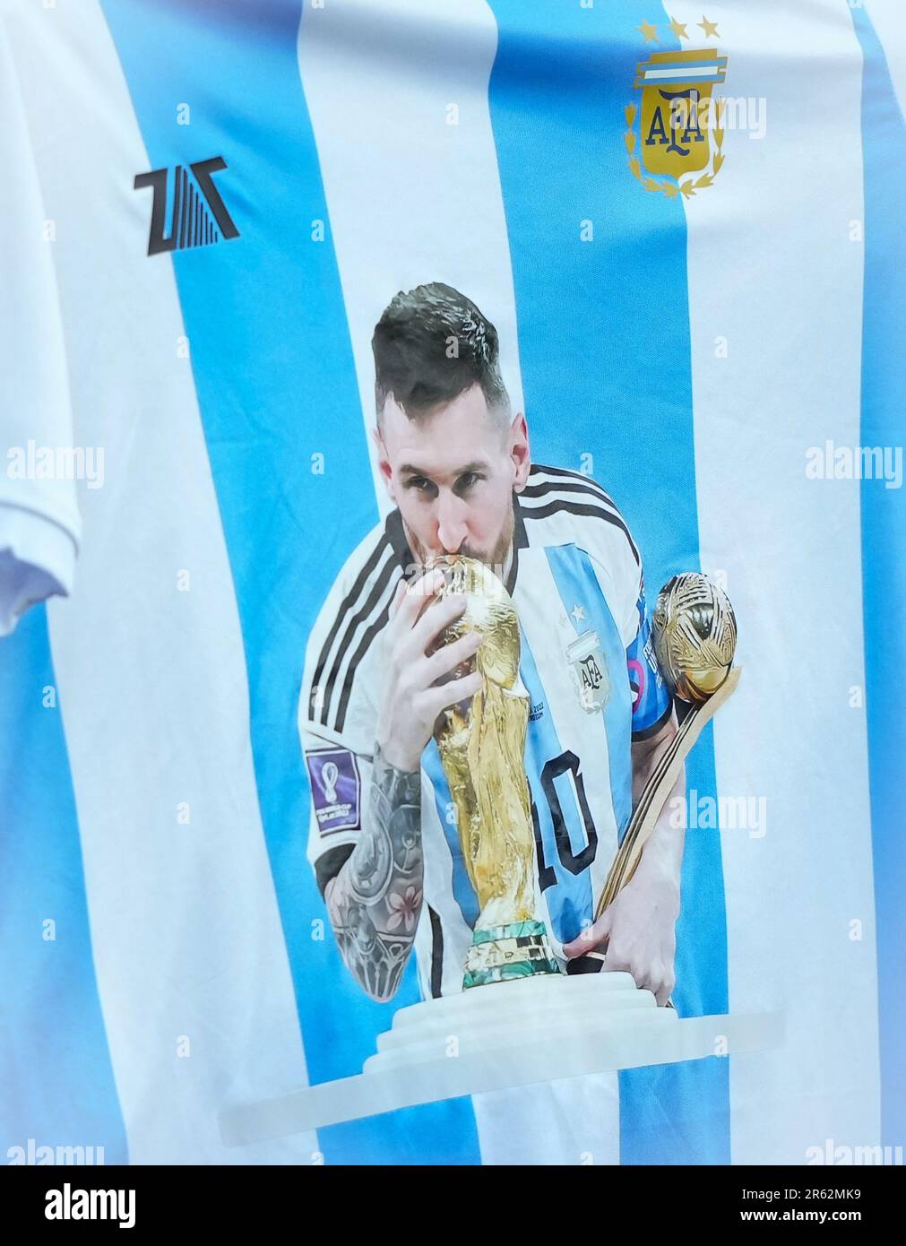 Lionel messi world cup trophy hi-res stock photography and images - Alamy