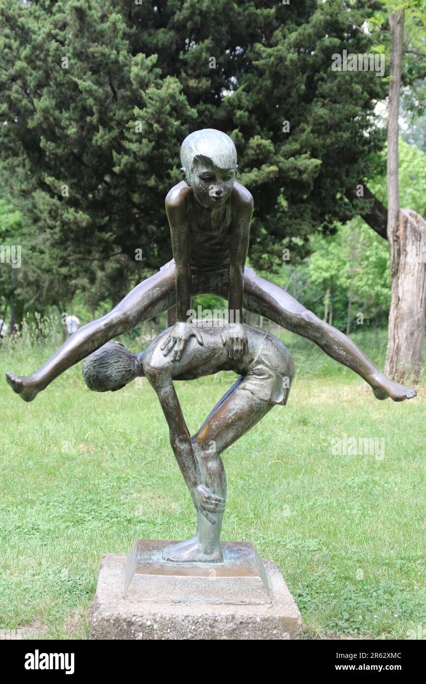 Boy with frog statue hi-res stock photography and images - Alamy