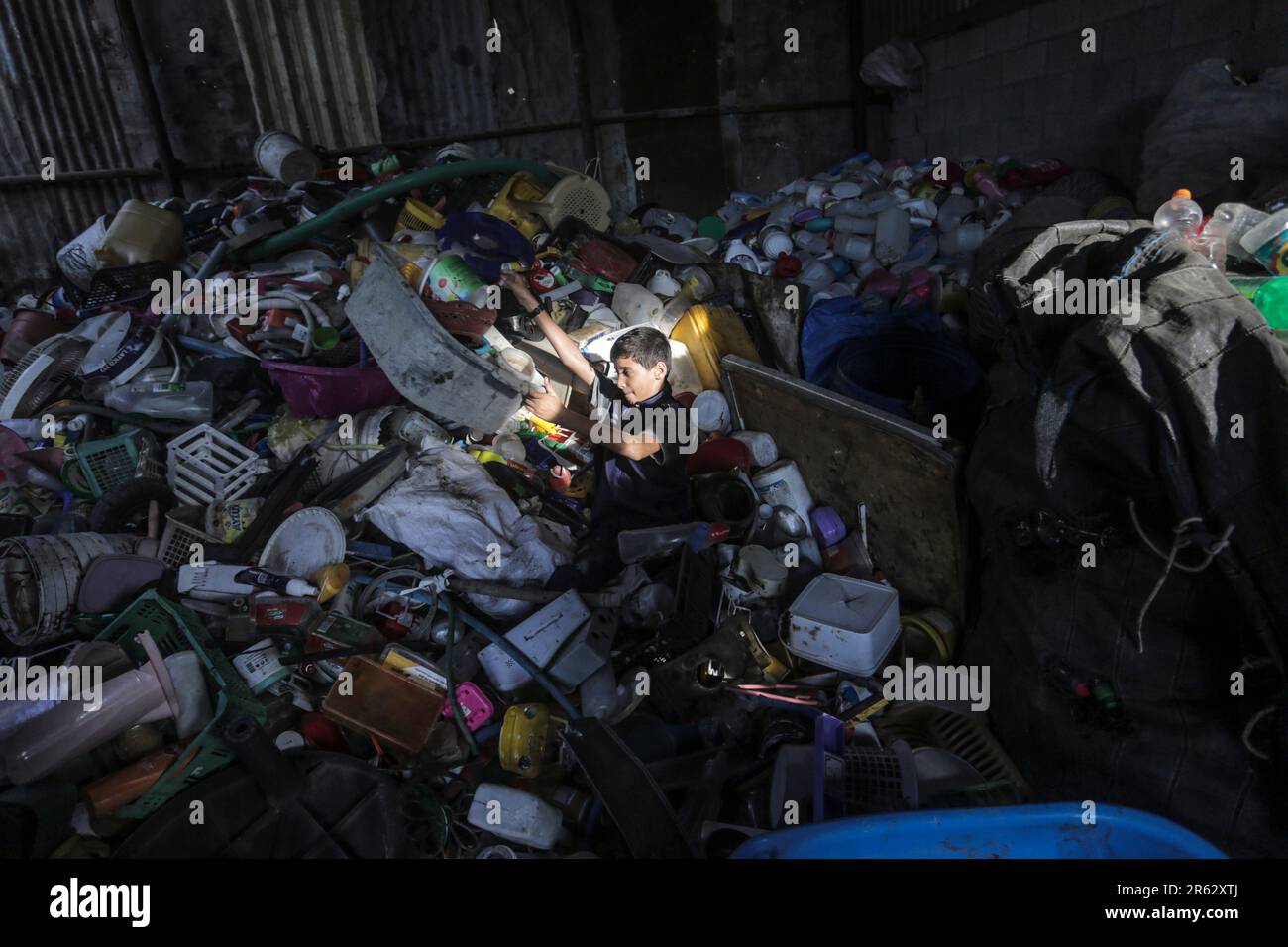 Gaza, Palestine. 06th June, 2023. A Palestinian girl picks up plastic ...