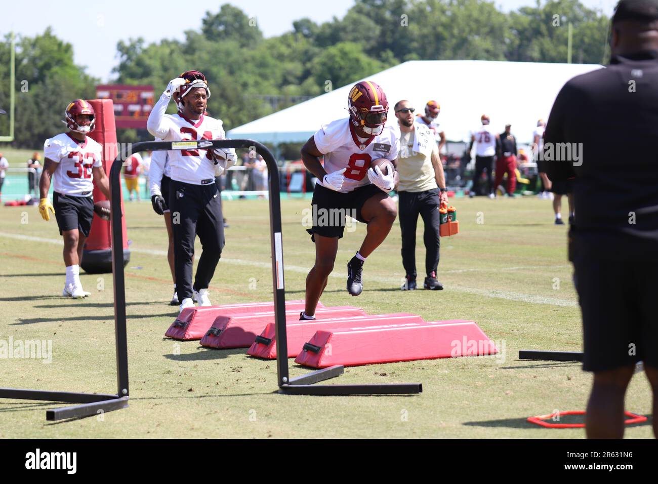 Washington Commanders running back Brian Robinson Jr. (8) running ...