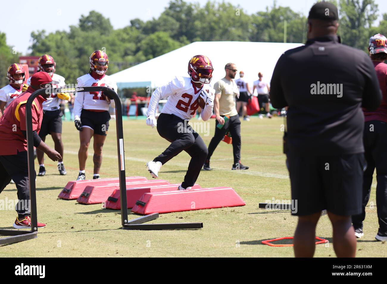 Washington Commanders running back Antonio Gibson (24) running through ...