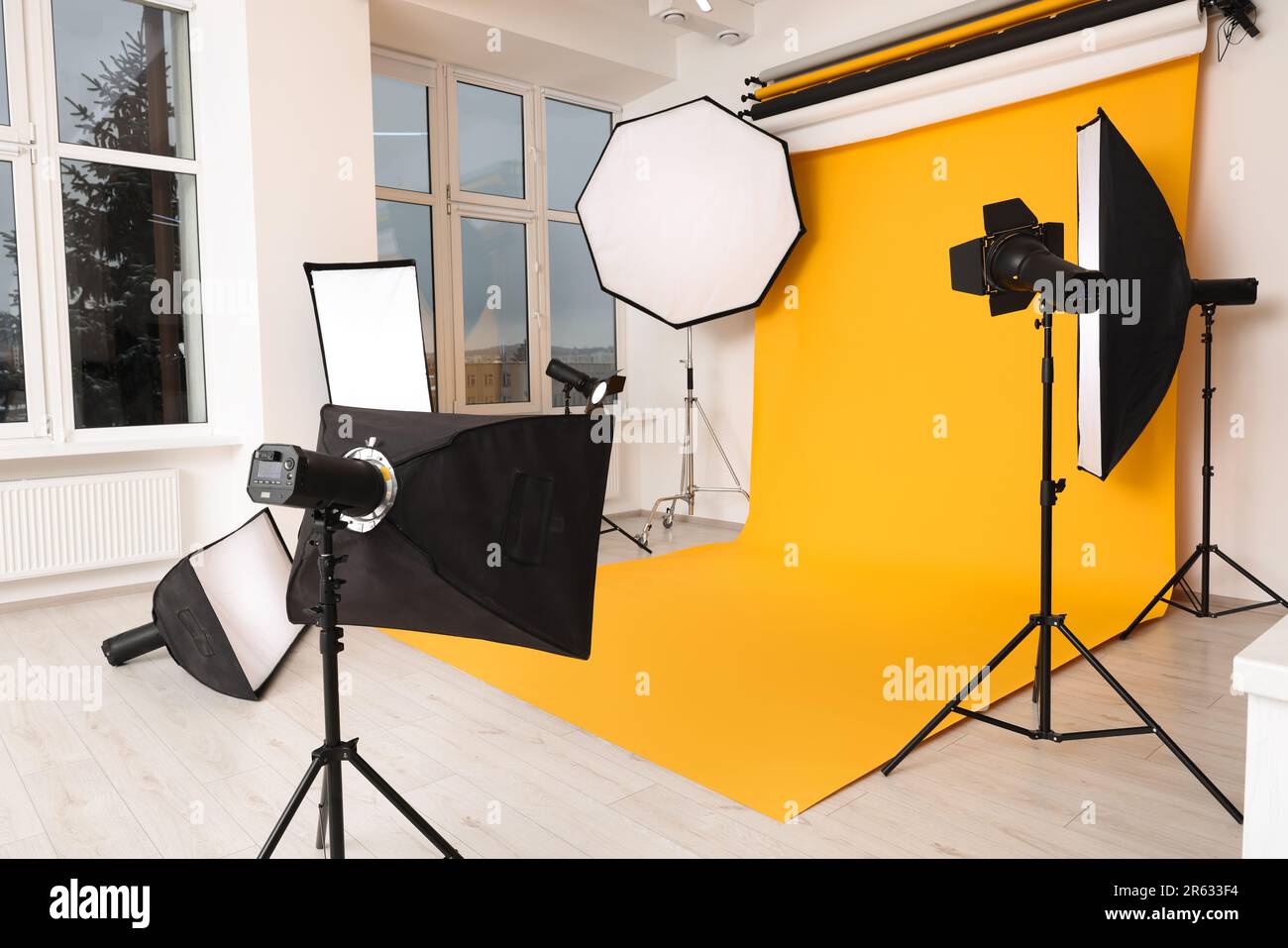 Professional lighting interior hi-res stock photography and images - Alamy
