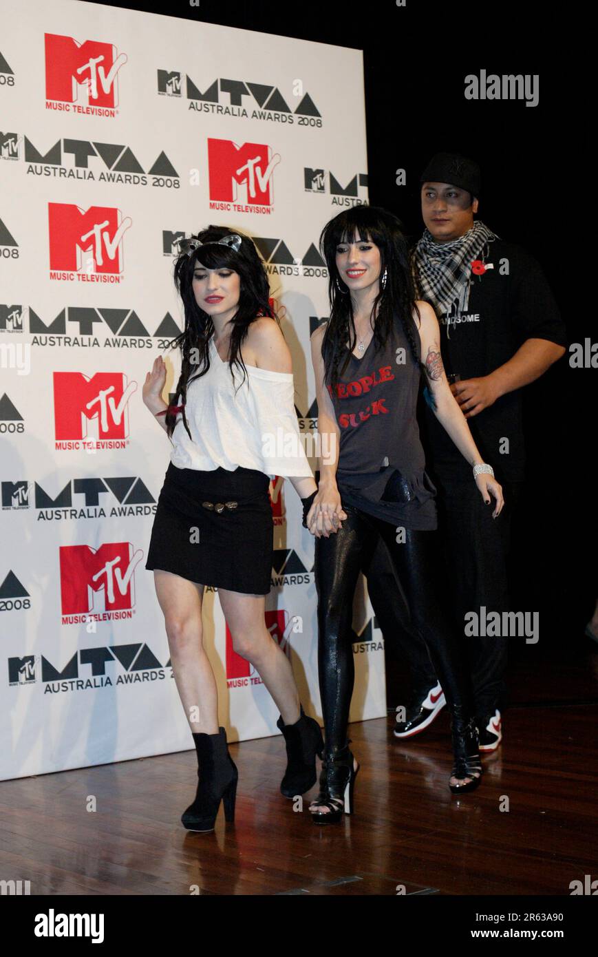 New Zealand rapper Scribe with The Veronicas The MTV Australia Awards ...