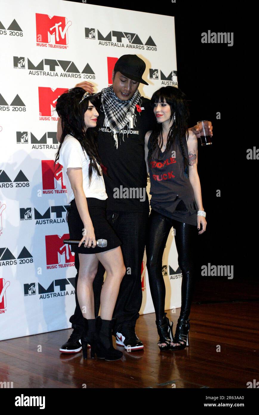 New Zealand rapper Scribe with The Veronicas The MTV Australia Awards ...
