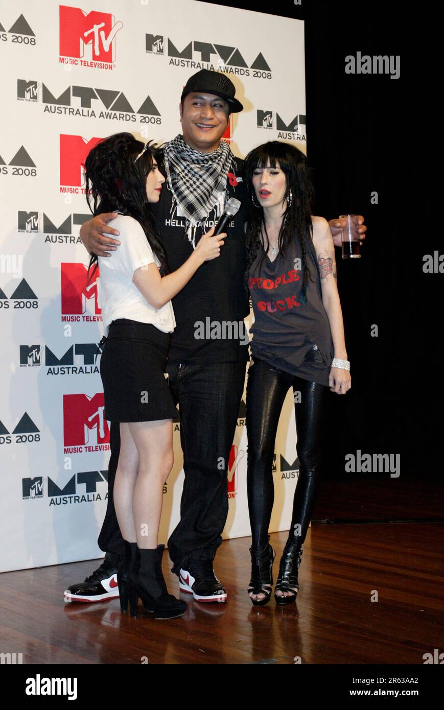 New Zealand rapper Scribe with The Veronicas The MTV Australia Awards ...