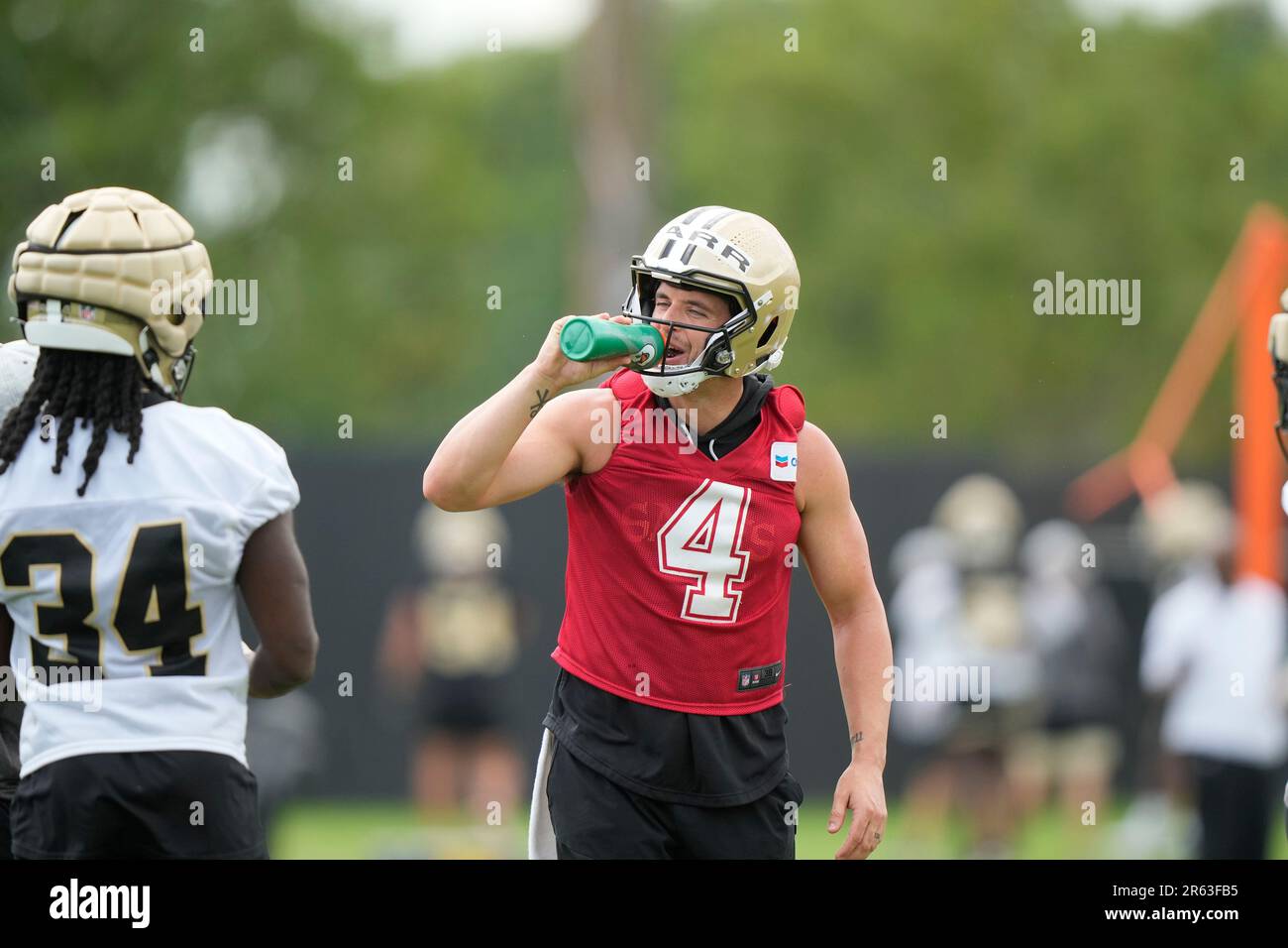 New Orleans Saints quarterback Derek Carr (4) works out during an NFL ...