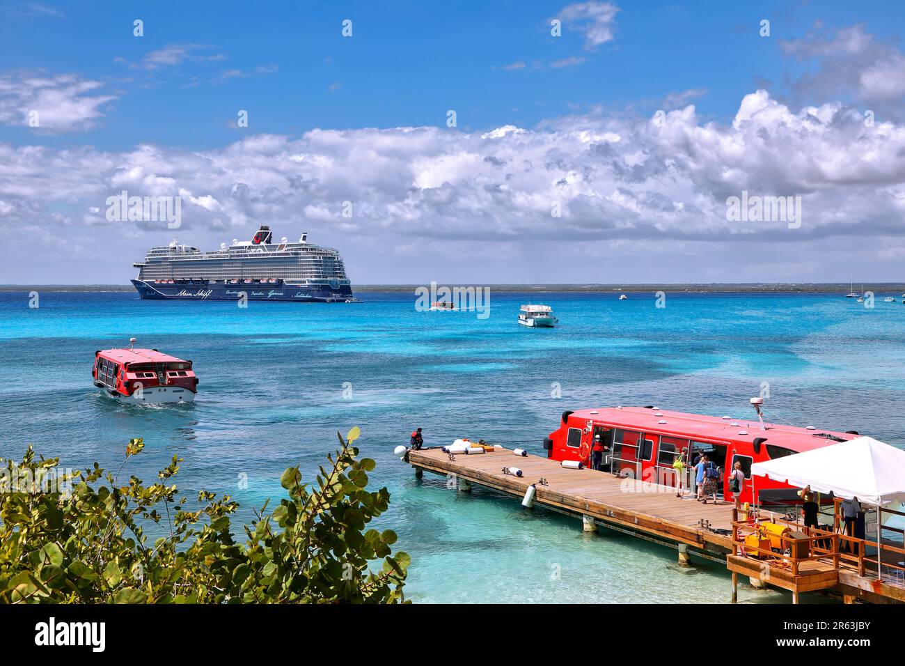 Mein Schiff 2 in der Karibik, nahe der Isla Catalina Stock Photo - Alamy