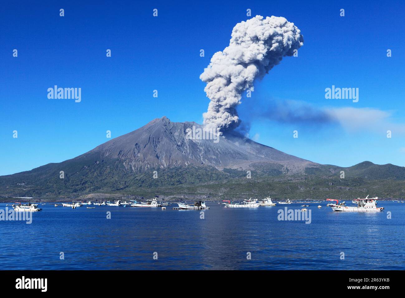 Sakurajima eruption hi-res stock photography and images - Alamy