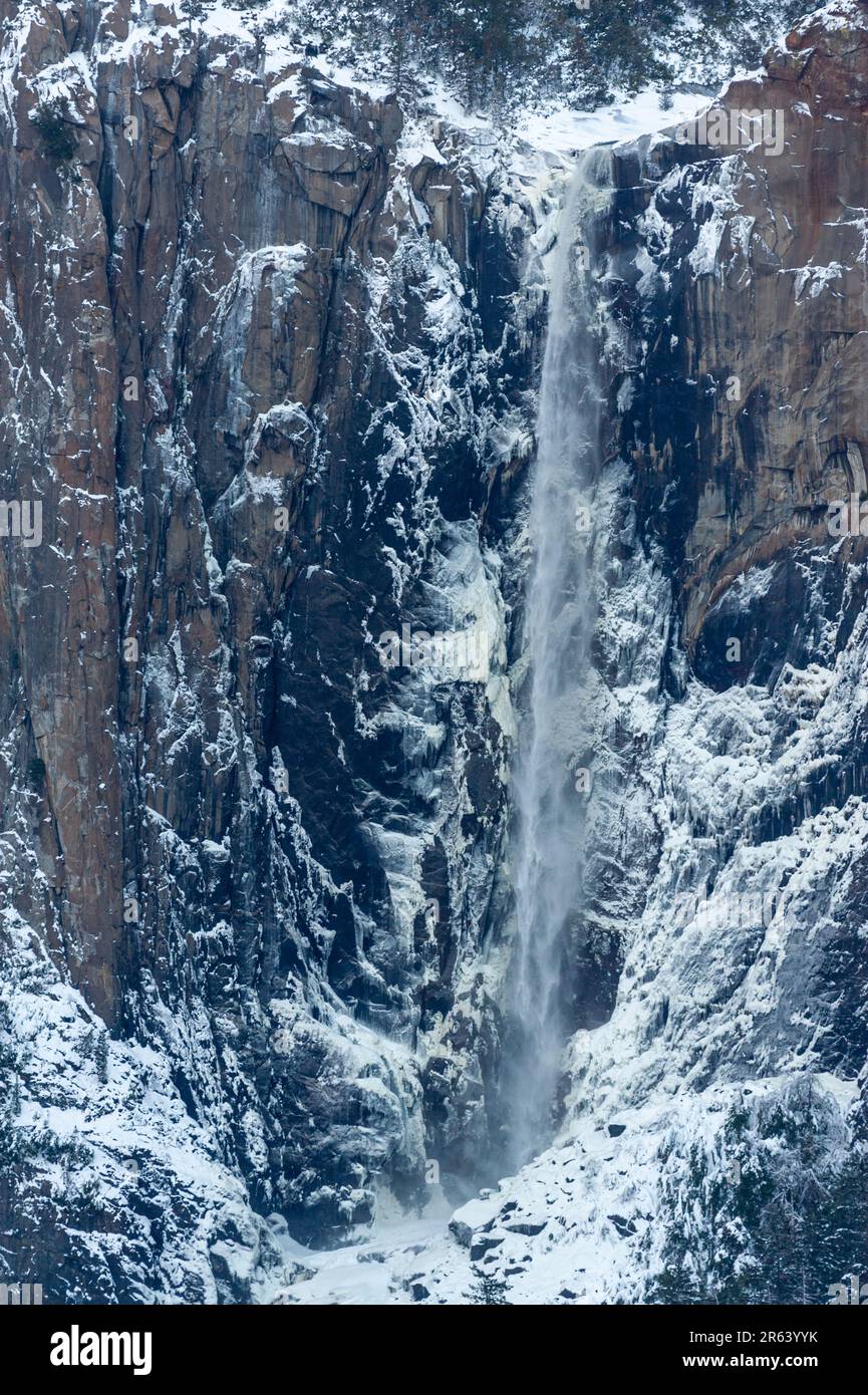 A half frozen waterfall hi-res stock photography and images - Alamy