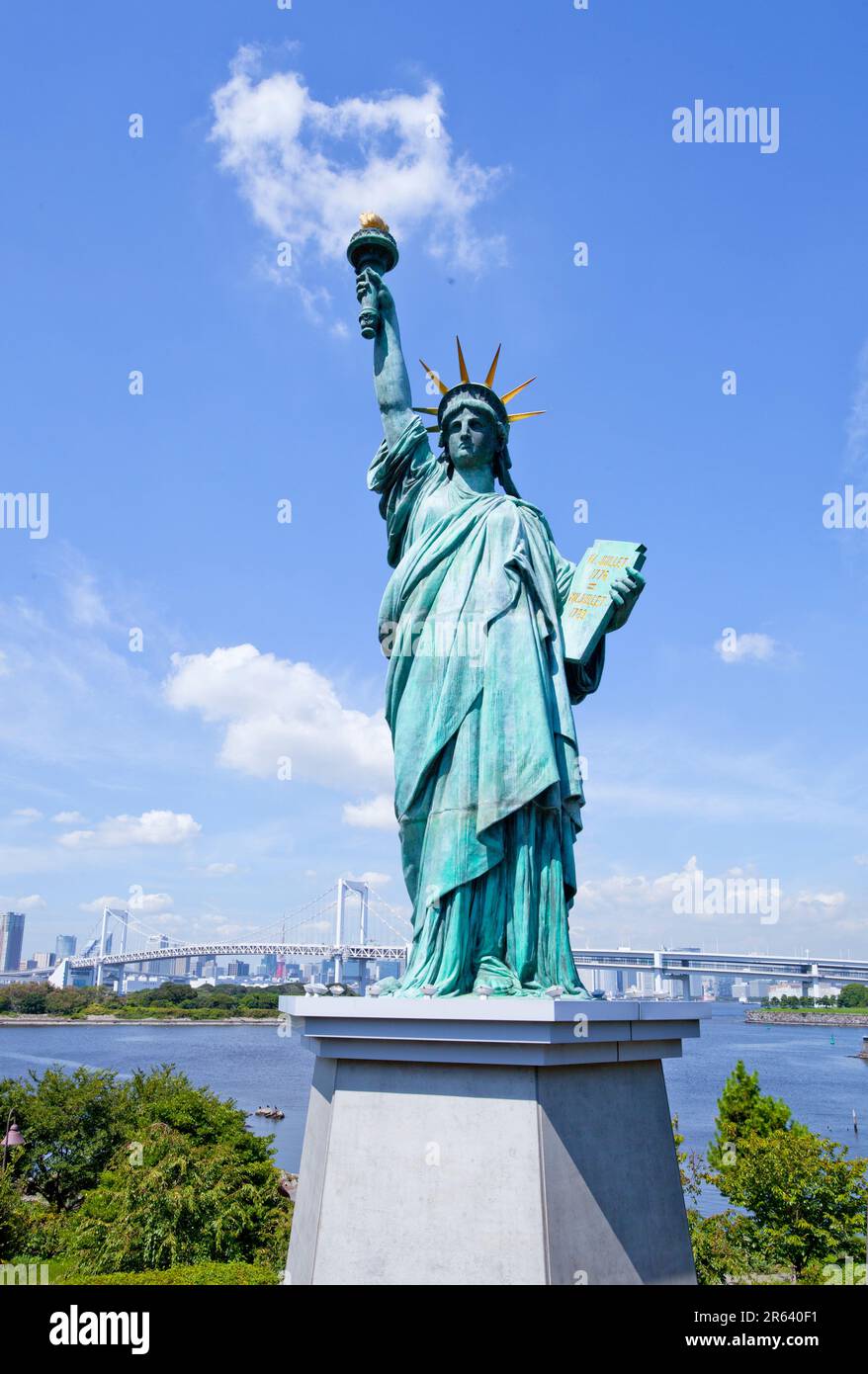 Statue of Liberty and Rainbow Bridge at Odaiba Kaihin Park Stock Photo ...