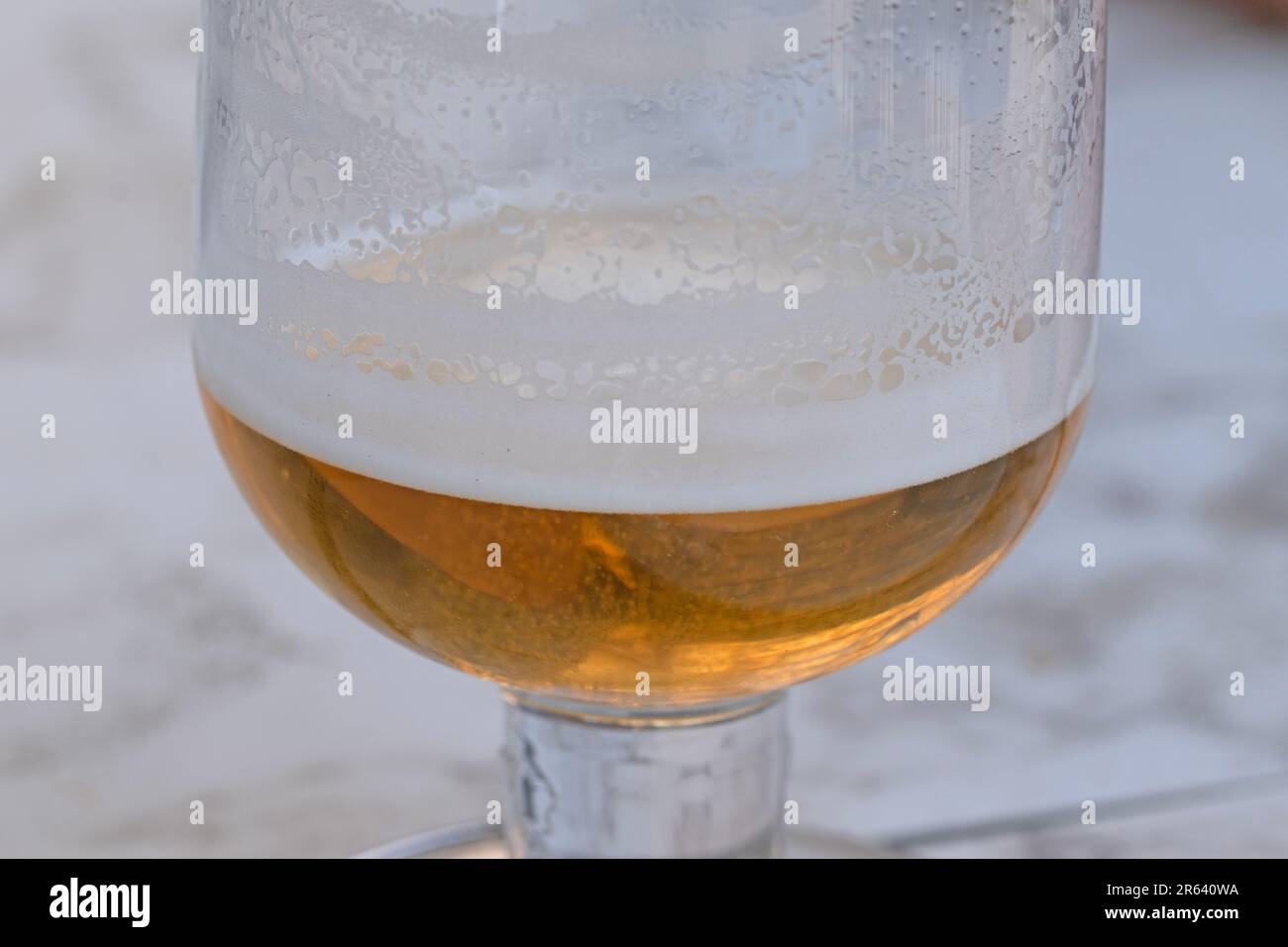 Empty half empty beer glasses hi-res stock photography and images - Alamy