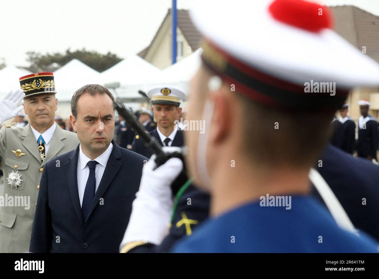 Le président de la république accompagné de Sébastien Lecornu, ministre ...