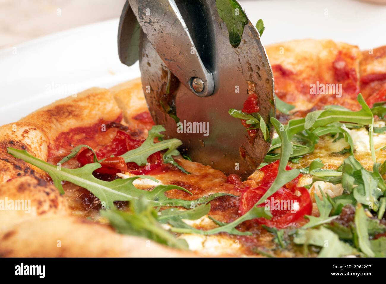 Chef cutting pizza round cutter hi-res stock photography and images - Alamy