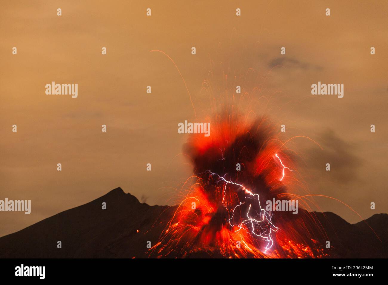 Volcanic lightning on Sakurajima Stock Photo - Alamy