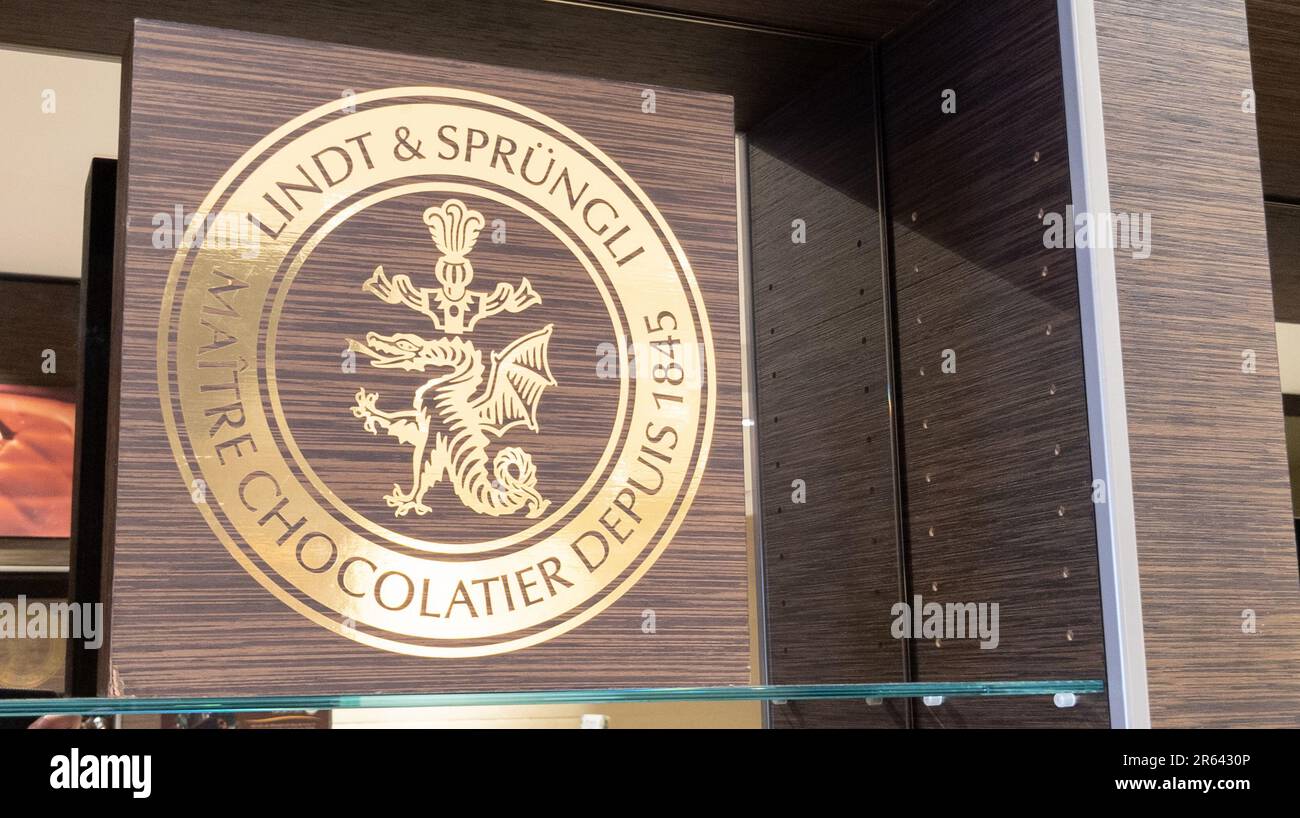 Bordeaux , Aquitaine France - 12 12 2022 : Lindt logo brand and sign ...