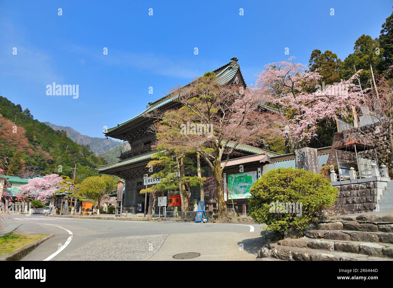 Sanmon Gate of Minobu-san Kuon-ji Temple Stock Photo - Alamy