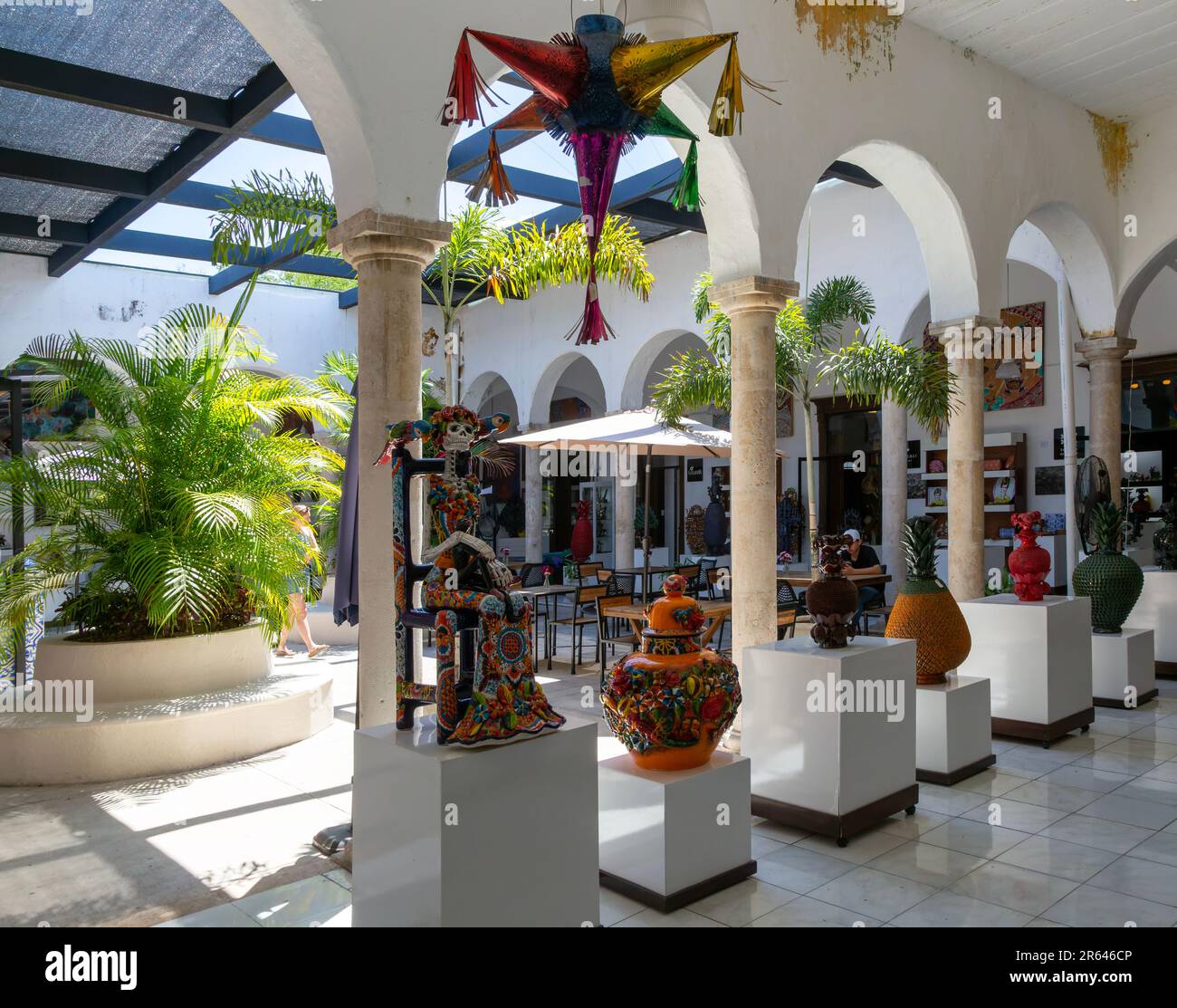 Upmarket art gallery and handicraft centre shop Galería Caracol Púrpura ...