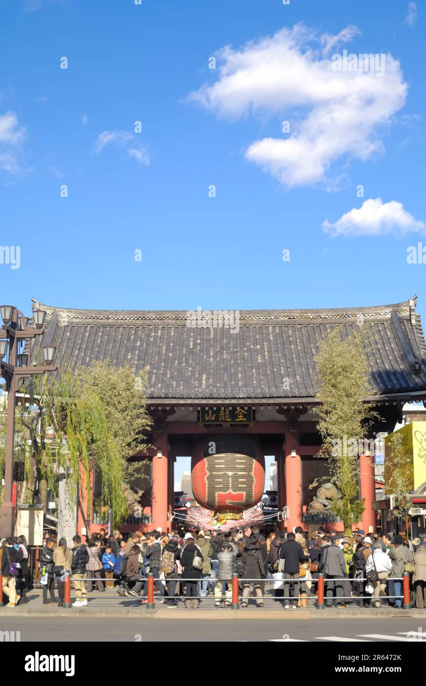 In front of Kaminarimon Gate at New Year's Stock Photo - Alamy