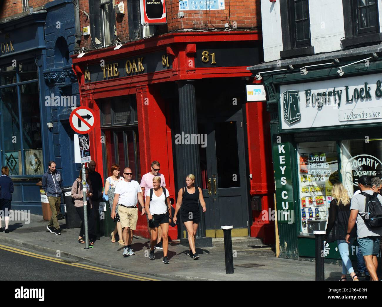 The Oak Bar on Parliament street in Dublin, Ireland Stock Photo - Alamy