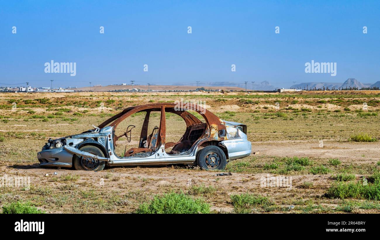 Abandoned Car in Desert Stock Photo - Alamy