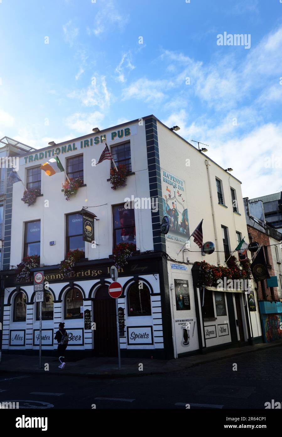 The Ha'penny Bridge Inn in Temple Bar, Dublin, Ireland Stock Photo - Alamy