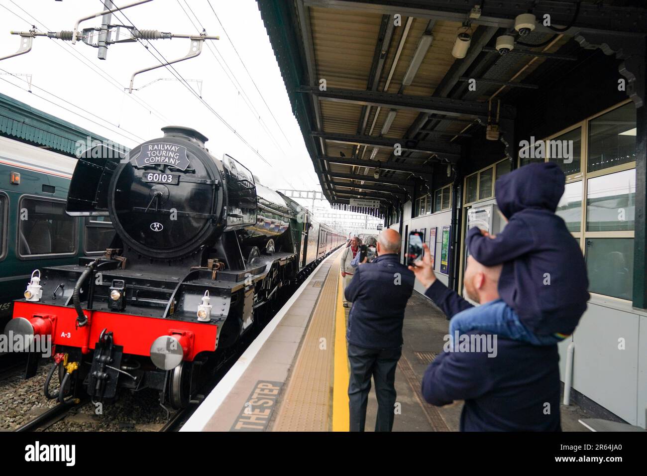 The Flying Scotsman passes through Didcot Parkway Station as it ...