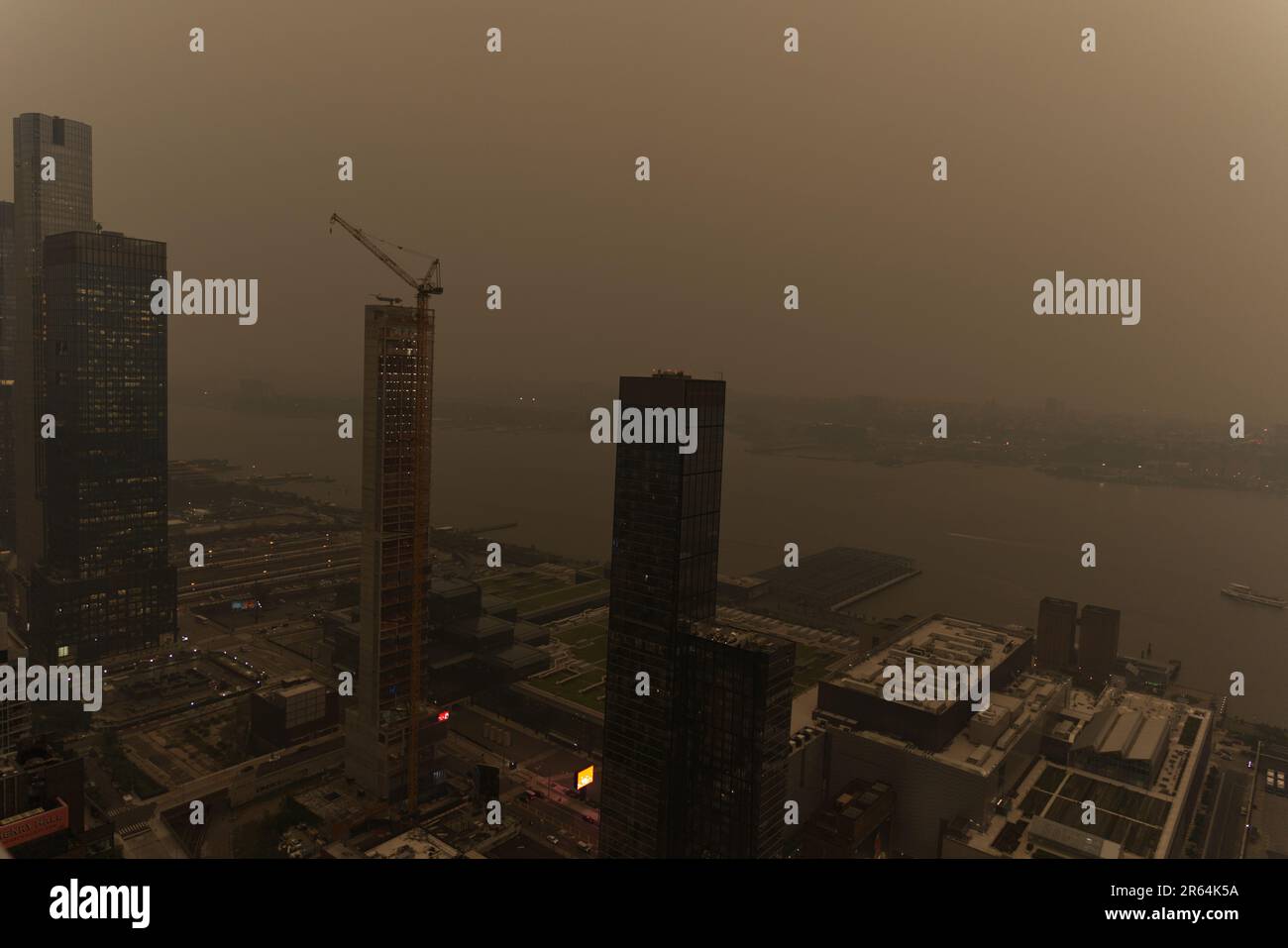 Nyc smoke pollution wildfires hi-res stock photography and images - Alamy