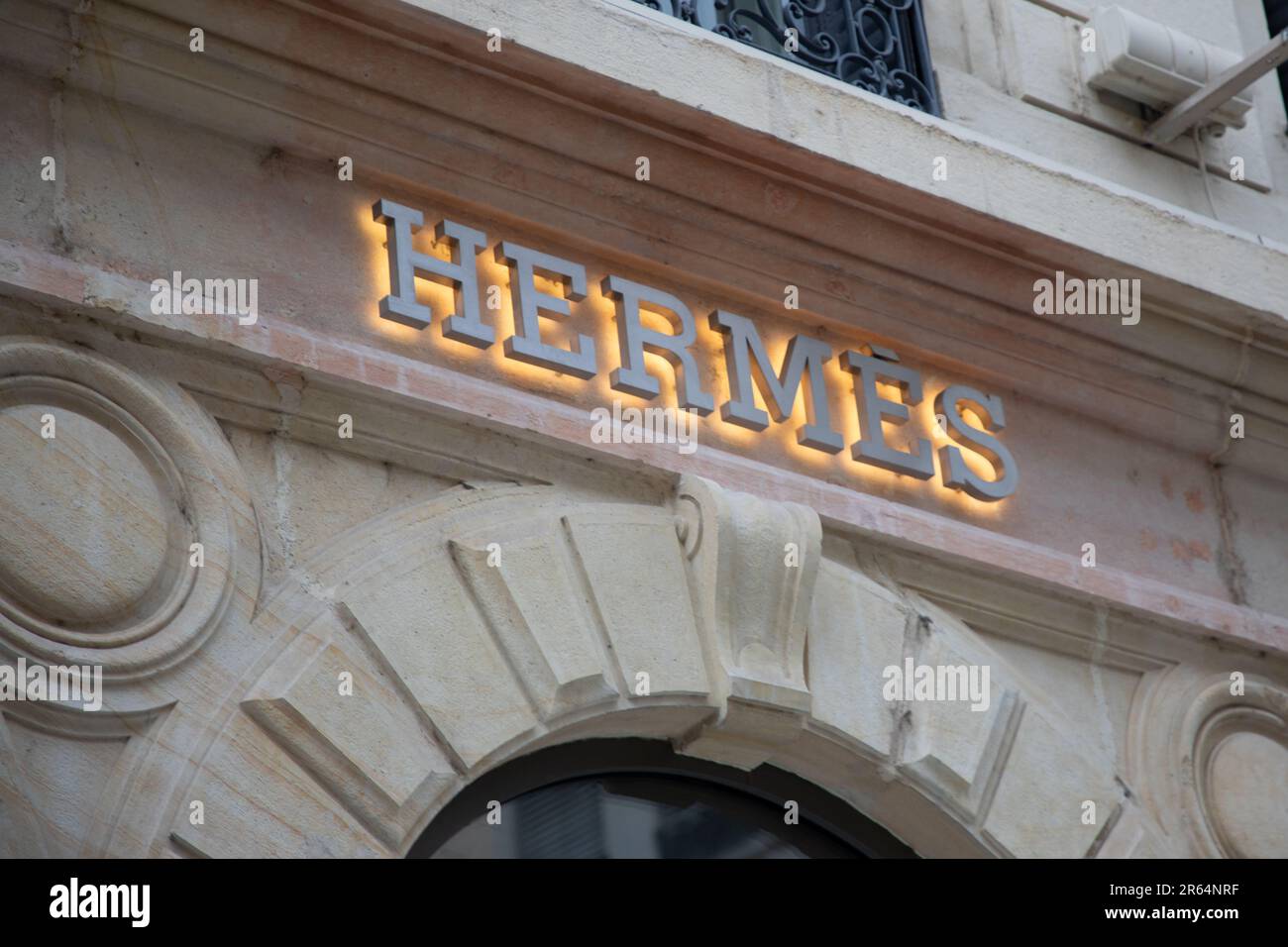 Hermes store entrance hi-res stock photography and images - Alamy