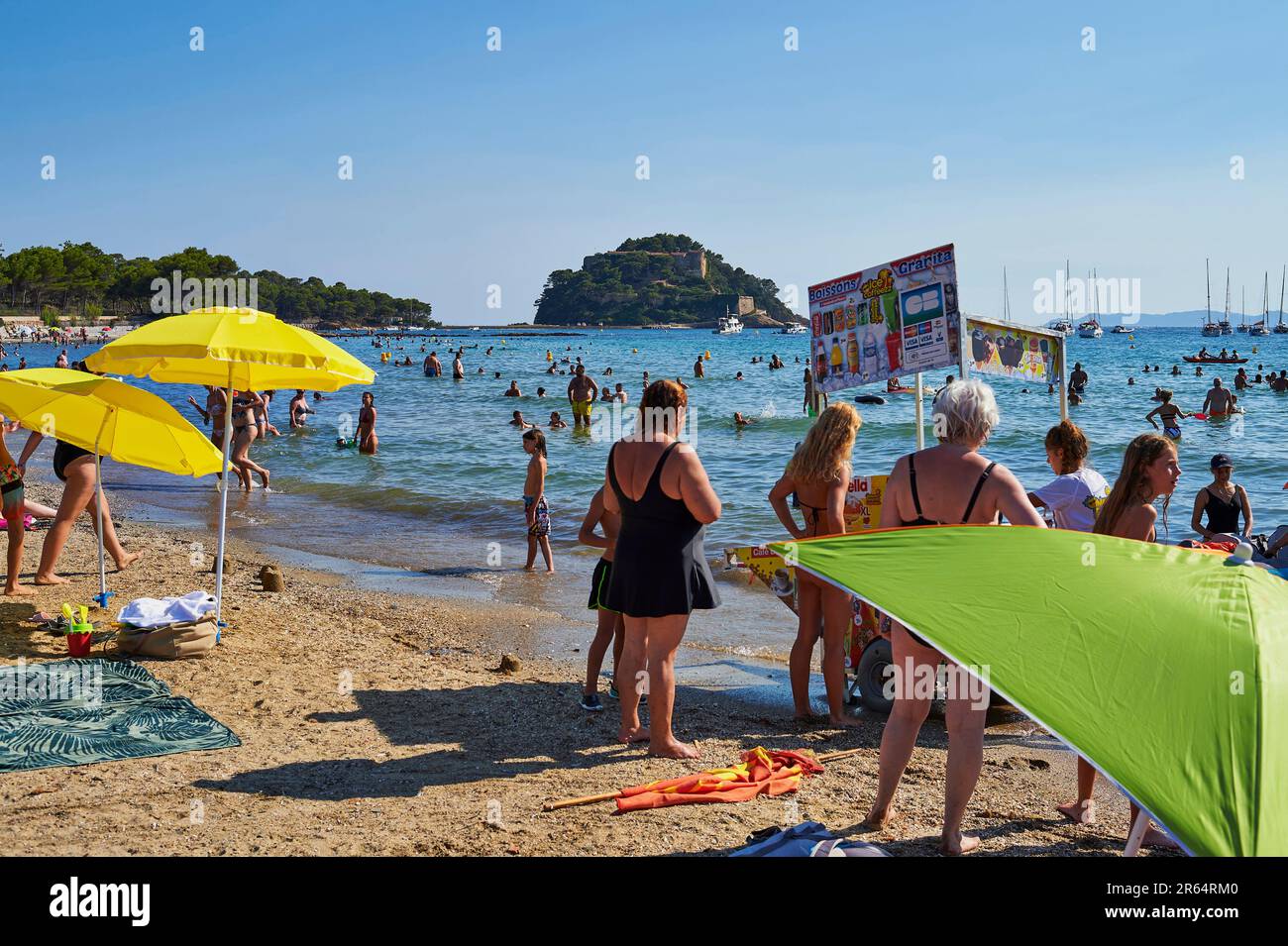 Bormes-les-Mimosas (south-eastern France): “plage de Cabasson” beach. In the background, the ...