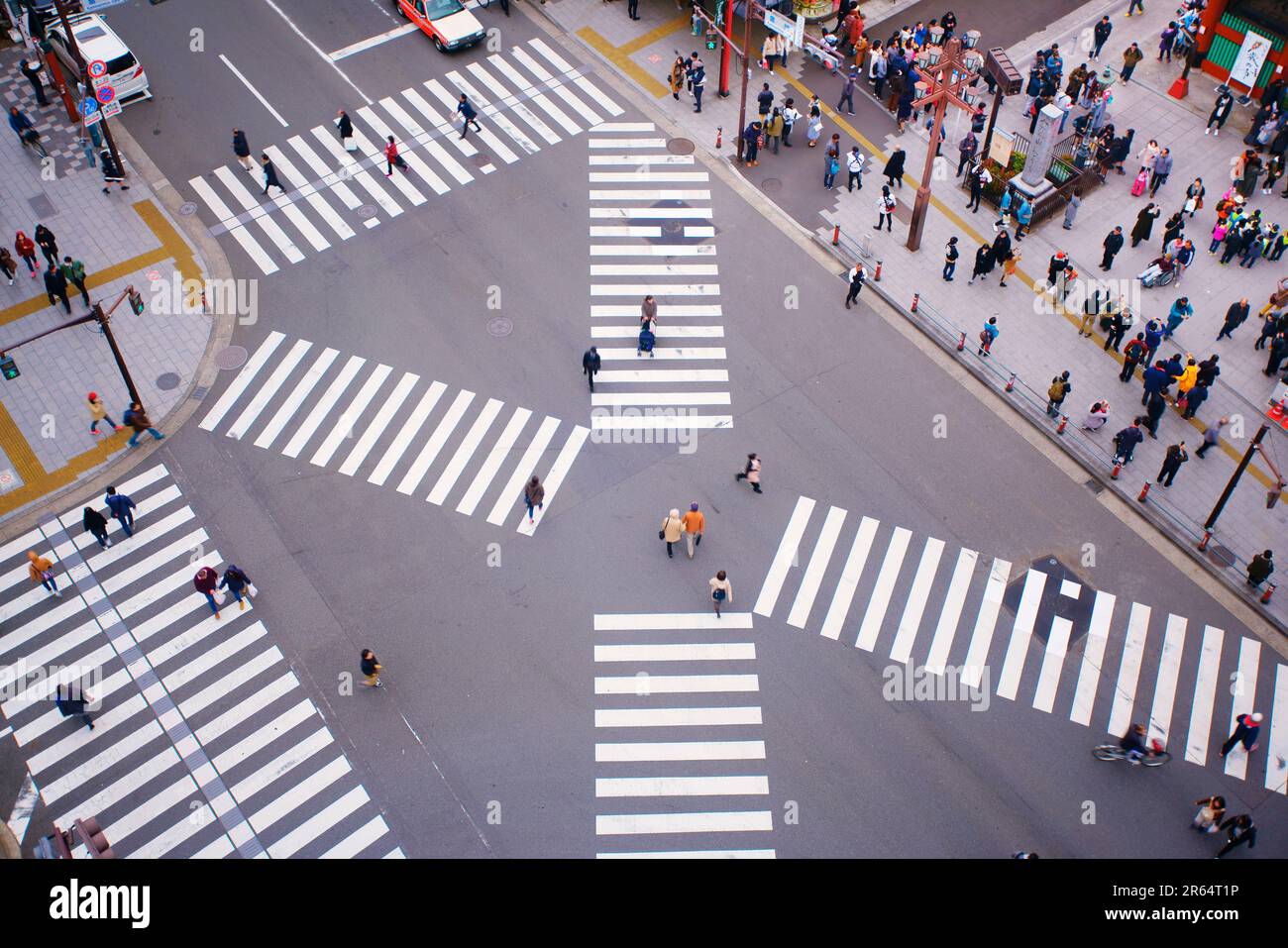 Kaminarimon-mae scramble crossing and passersby Stock Photo - Alamy