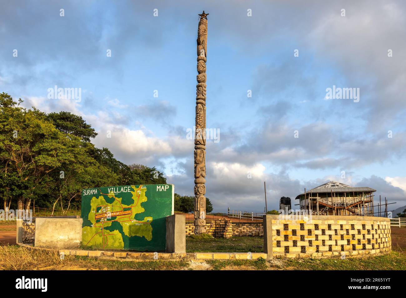 Totem pole commemorating hi-res stock photography and images - Alamy