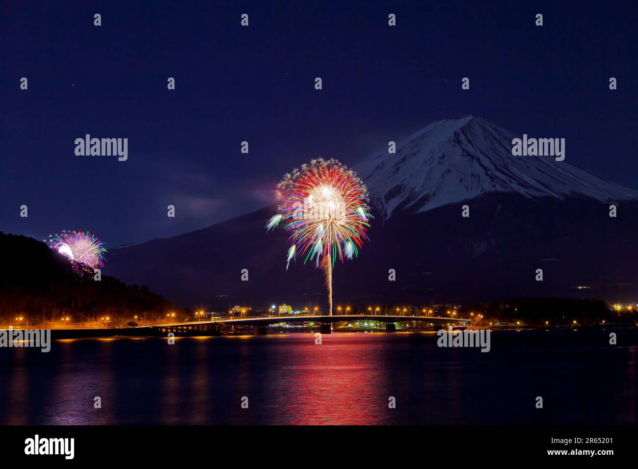 Winter Fireworks at Kawaguchiko and Mt. Fuji Stock Photo - Alamy