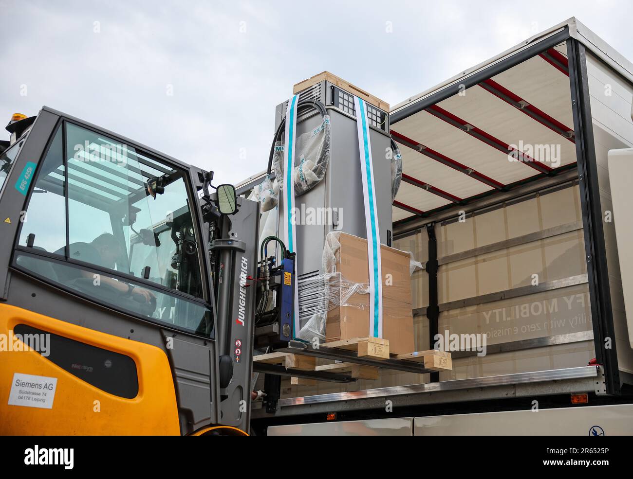 Fast charging column hi-res stock photography and images - Alamy