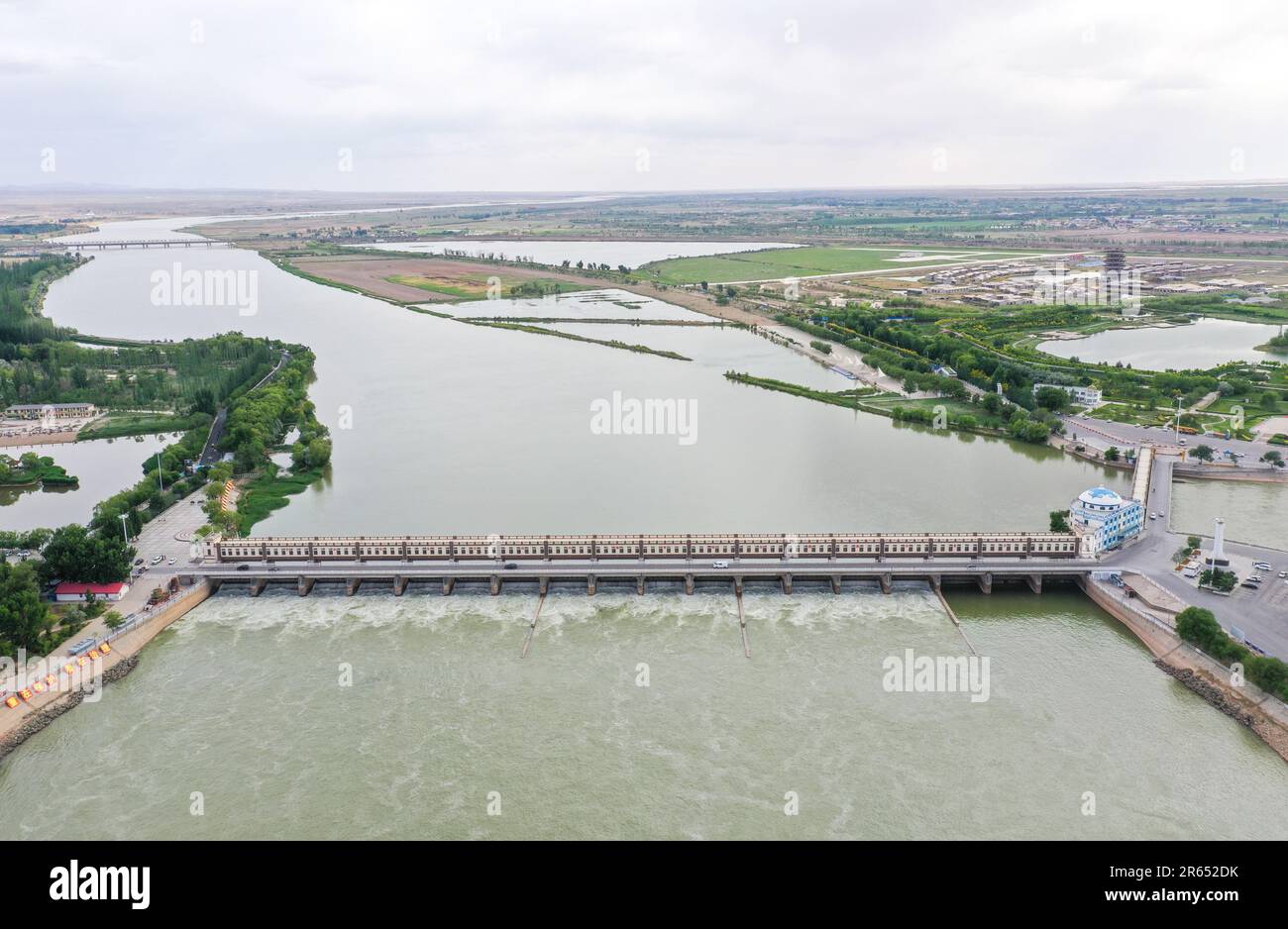 (230607) -- BAYANNUR, June 7, 2023 (Xinhua) -- This aerial photo taken ...