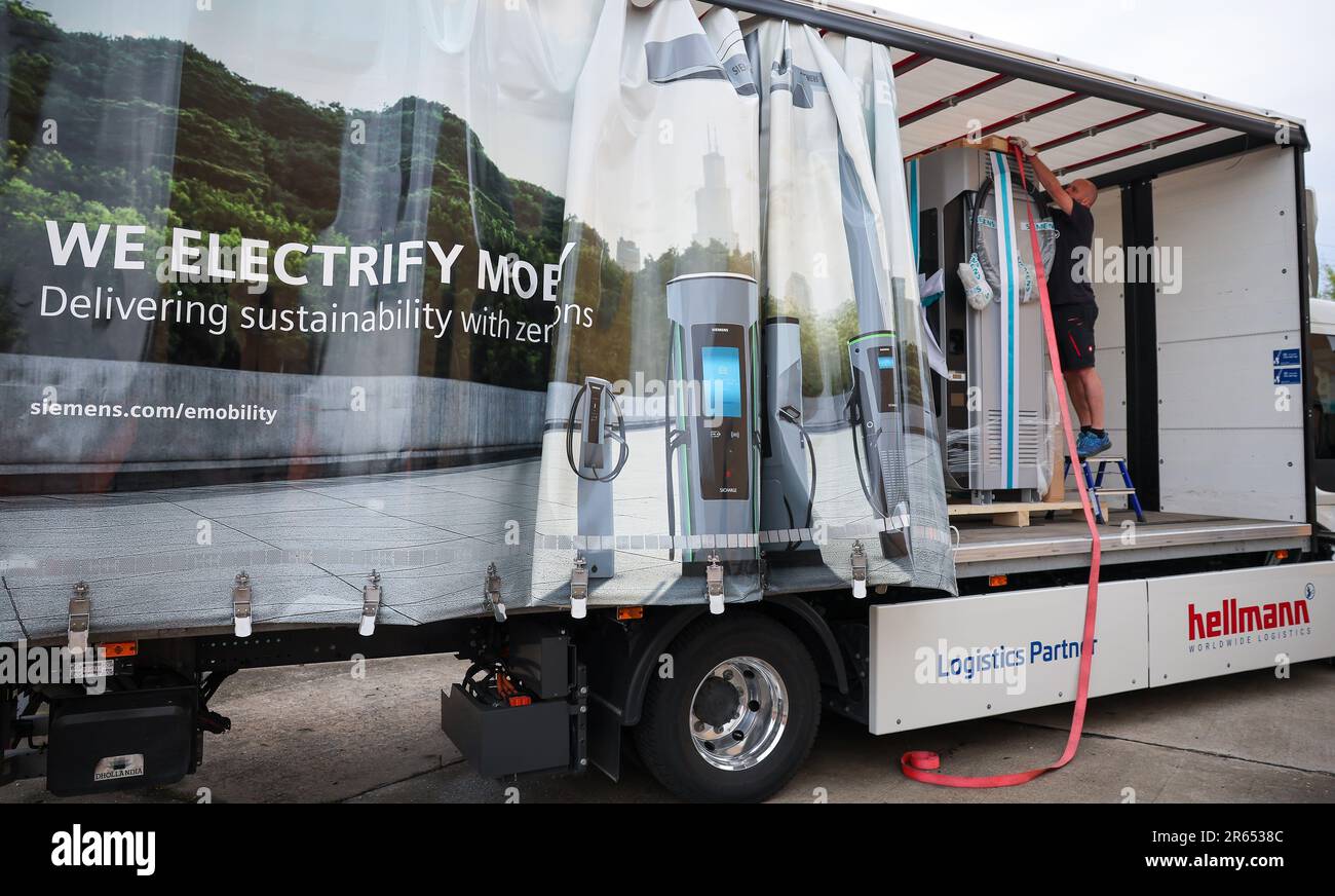 Fast charging column hi-res stock photography and images - Alamy