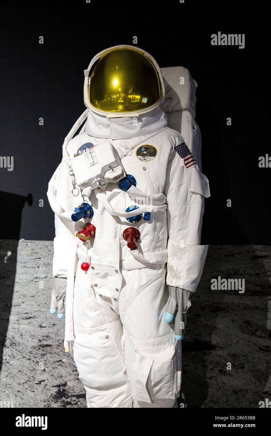 Replica of Buzz Aldrin A7L Apollo space suit (USA, 1968), Swiss Museum ...