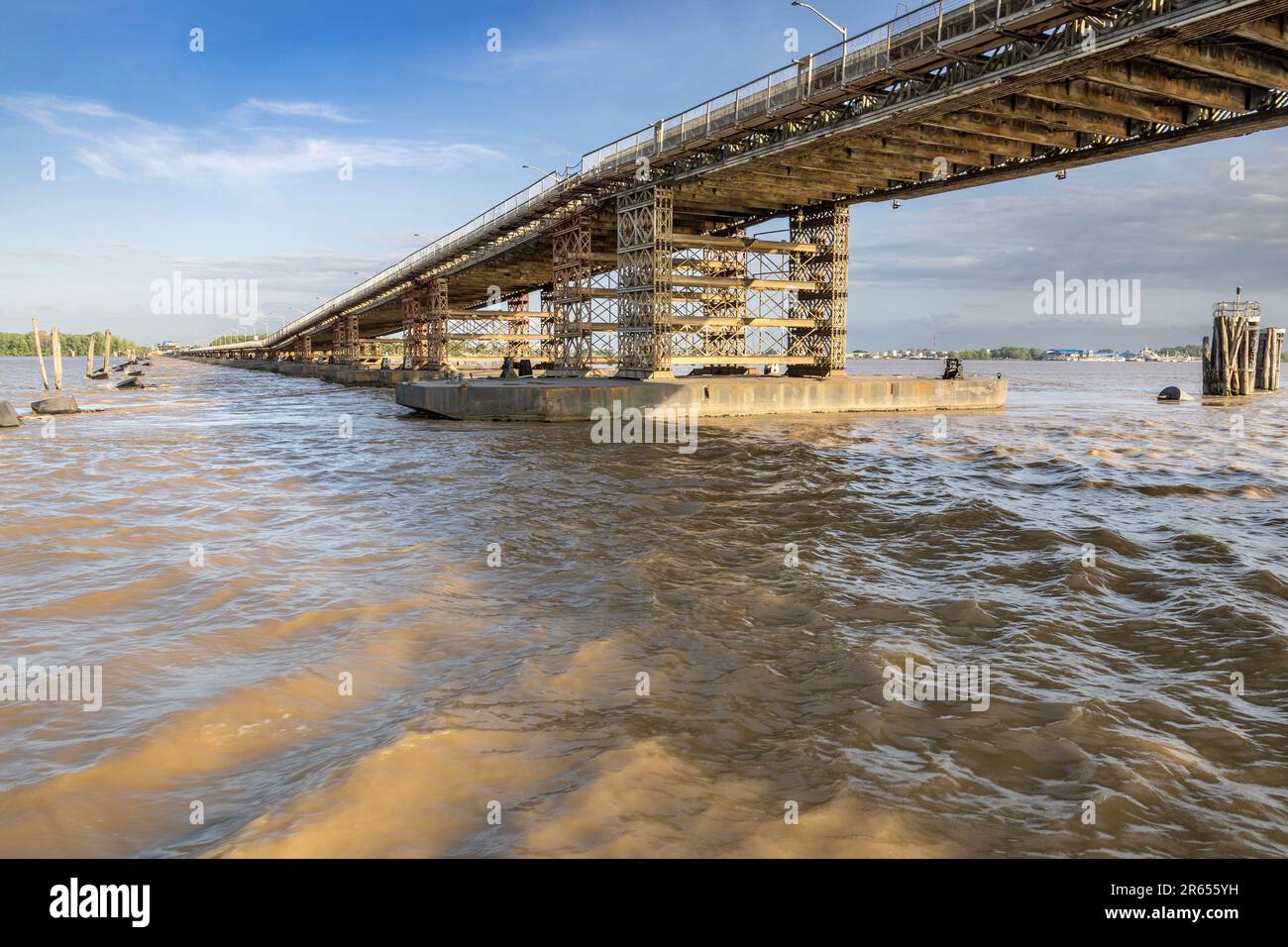 Demerera Harbour (floating) bridge, toll bridge, Demerera River ...