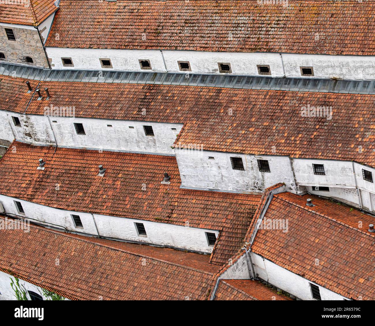 White buildings with red tiled roofs hi-res stock photography and ...