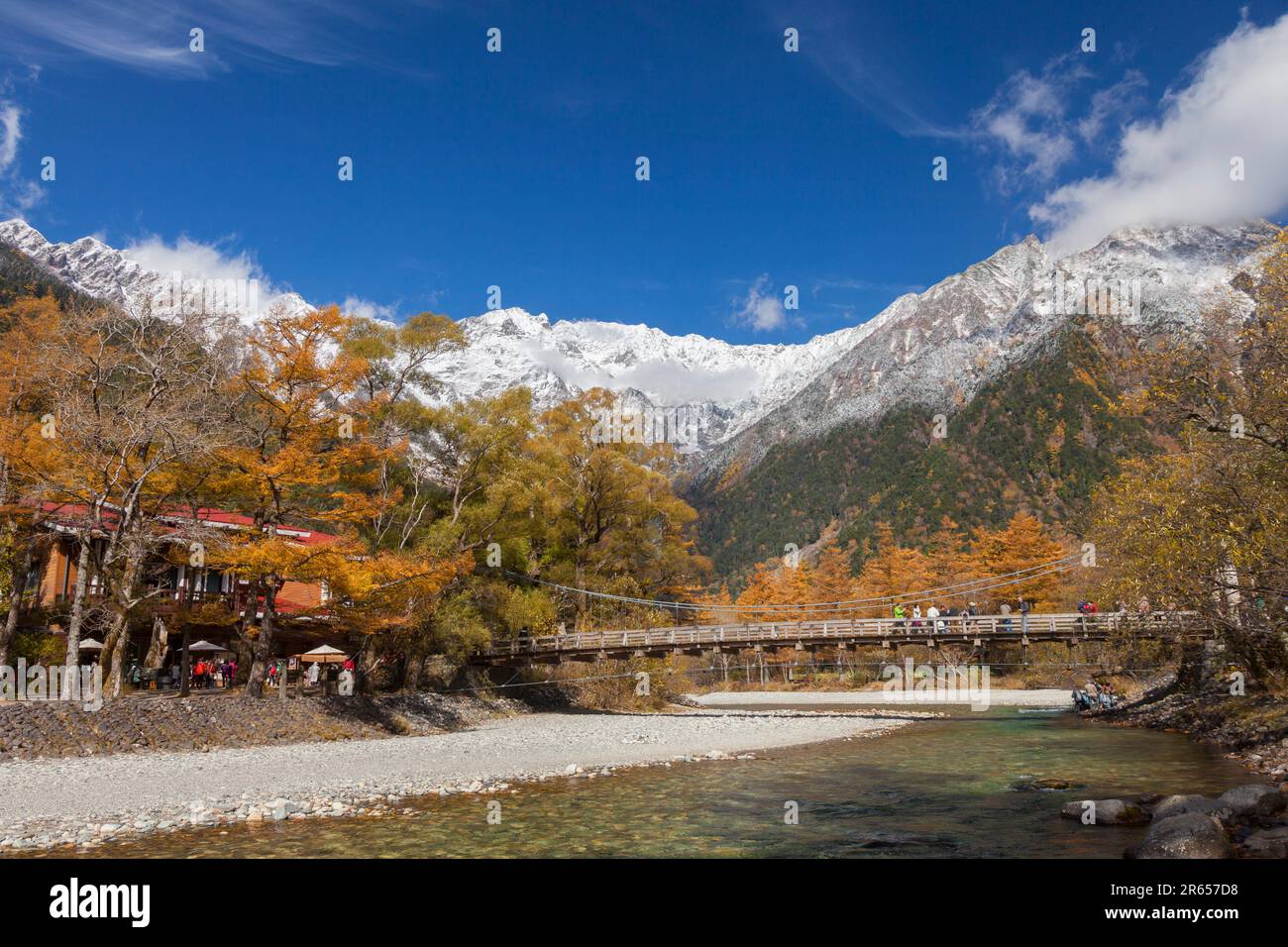 Kappa-bashi bridge in Kamikochi and the Hotaka mountain range with ...