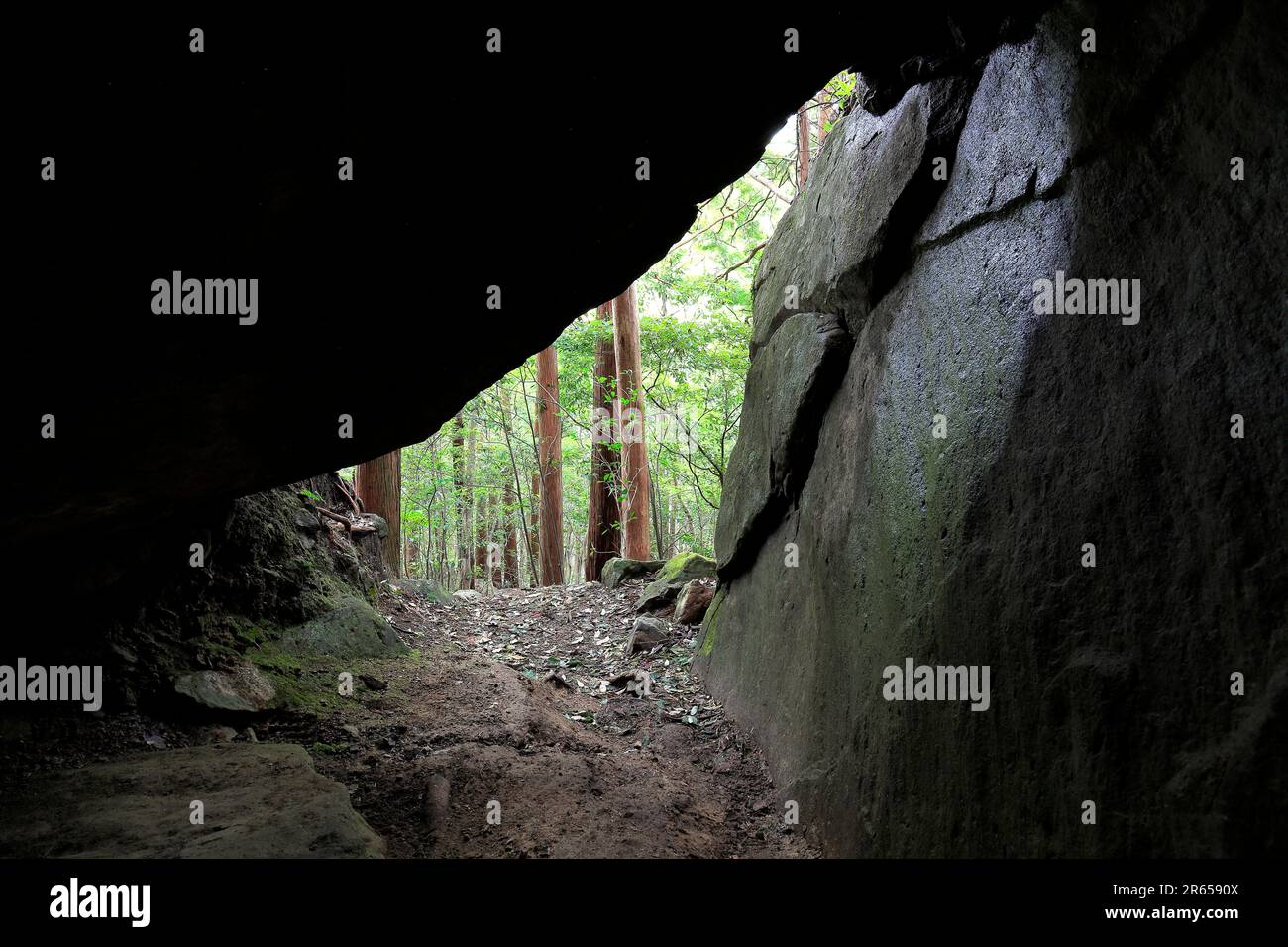 Tainai-kuguri on Kumano Kodo Nakaheji Stock Photo - Alamy