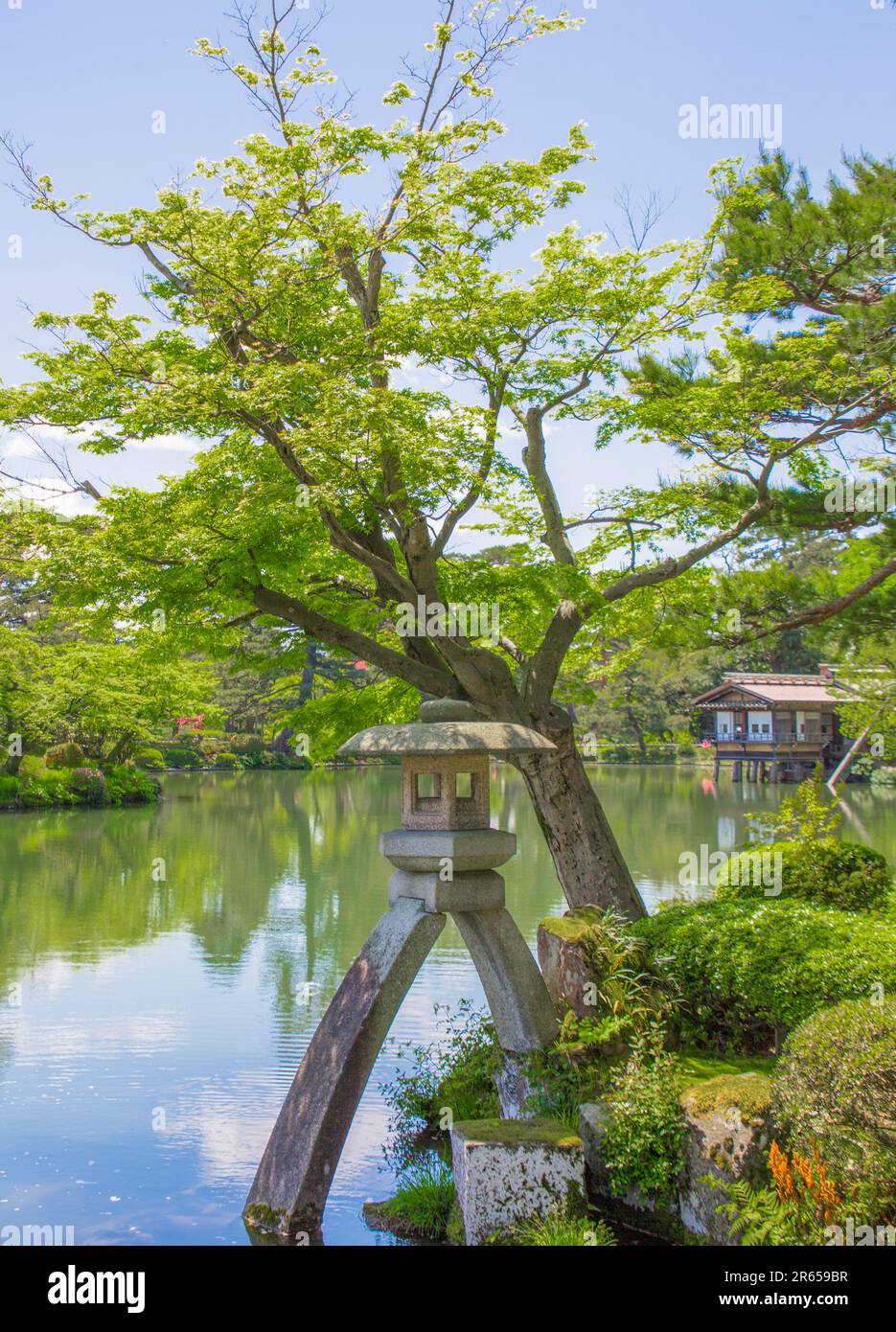 Huishin Toro (Chinese lantern) and Kasumigaike Pond at Kanazawa ...