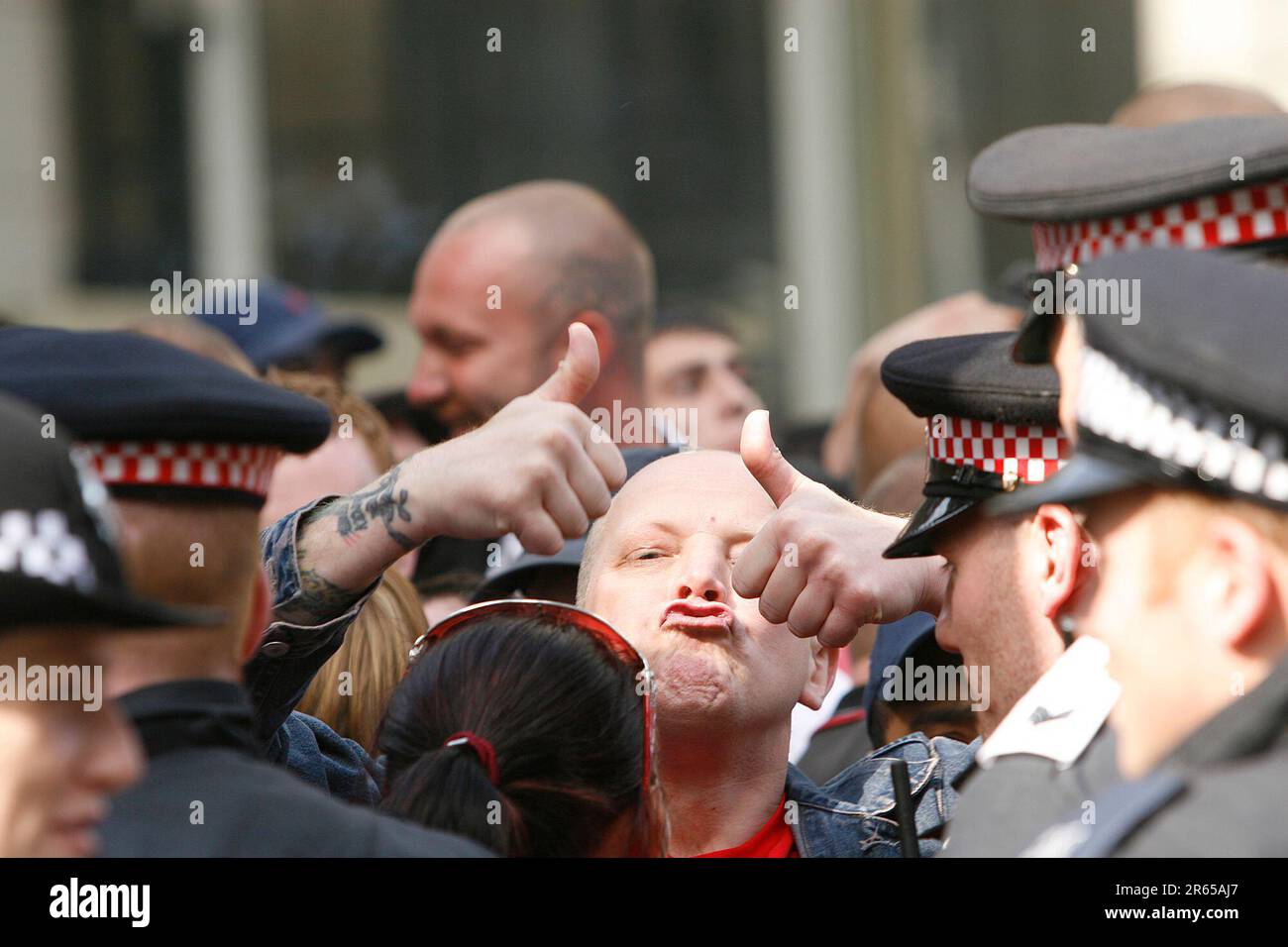Right wing extremists from the English Defence League (EDL) face off in ...
