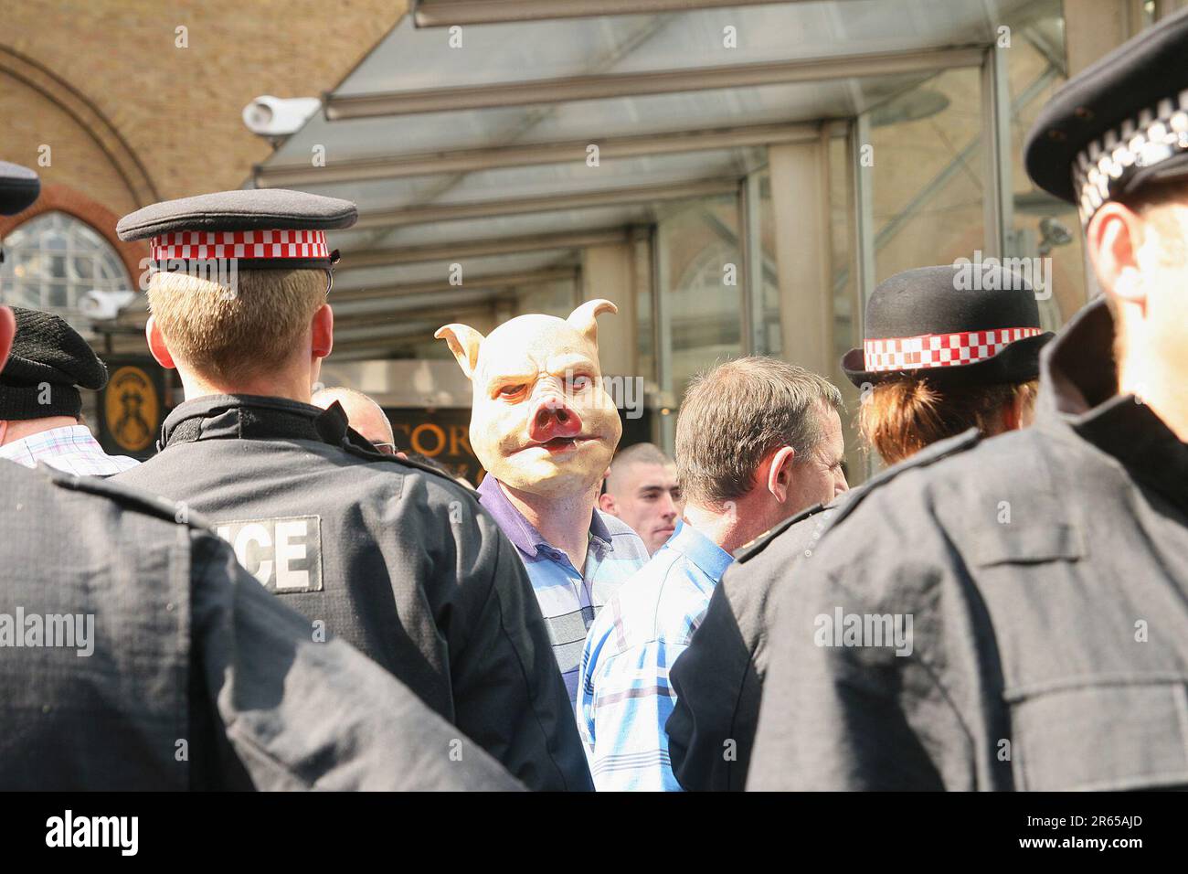 Right wing extremists from the English Defence League (EDL) face off ...